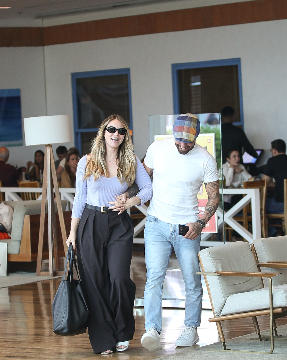 Paolla Oliveira e Diogo Nogueira curtem passeio em clima de romance no Rio