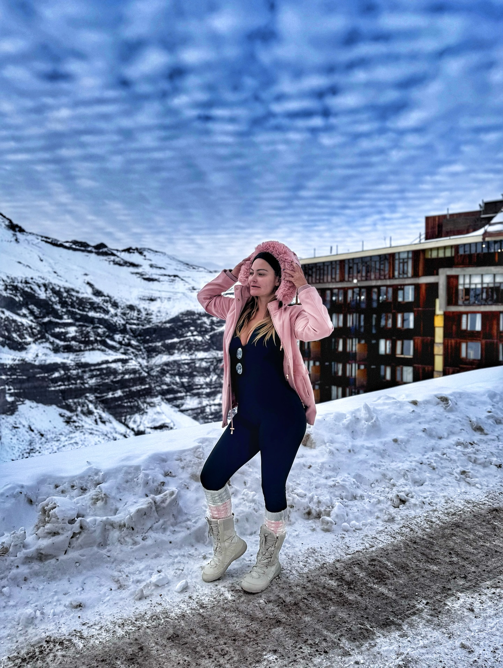 Laura Keller posa de biquíni fio-dental na neve após conta derrubada no ...