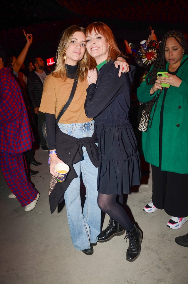 Titi Müller dá beijão em namorada em show de Elba Ramalho