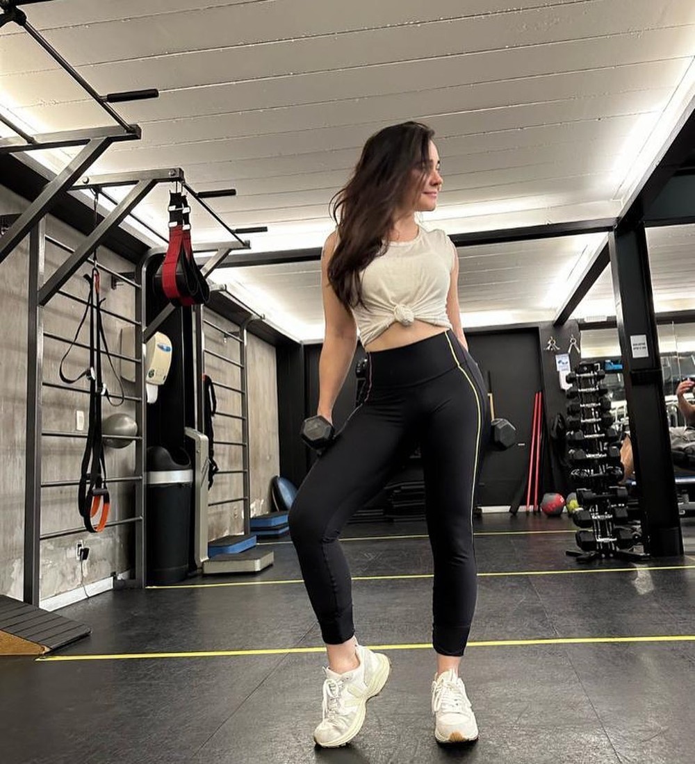 Alessandra Negrini exibe boa forma em clique na academia