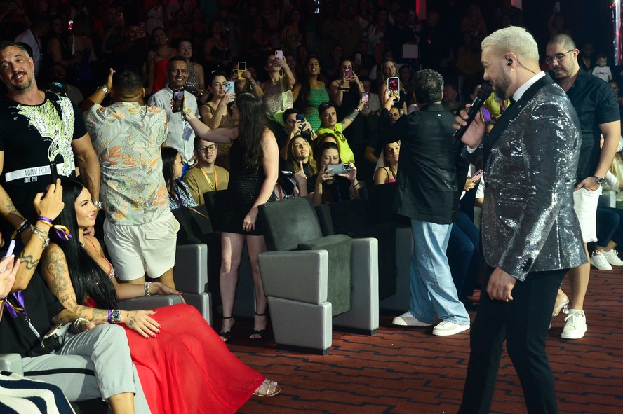 Em show no navio, Belo canta para Rayane Figliuzzi, apontada como sua ...