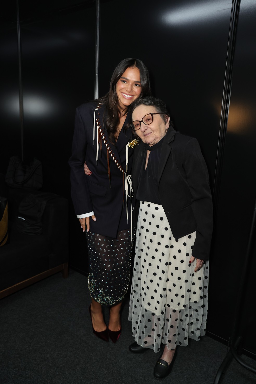 Bruna Marquezine tieta a atriz Tânia Maria nos bastidores da CCXP