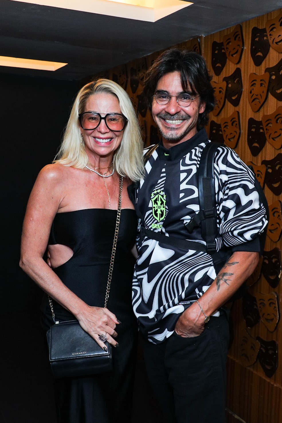 Com os filhos, Danielle Winits prestigia André Gonçalves em estreia e ...