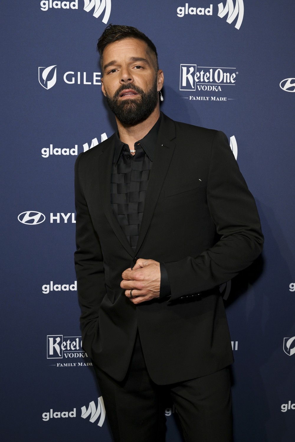 Após follow de Ricky Martin, Marcos Pitombo manda indireta para cantor