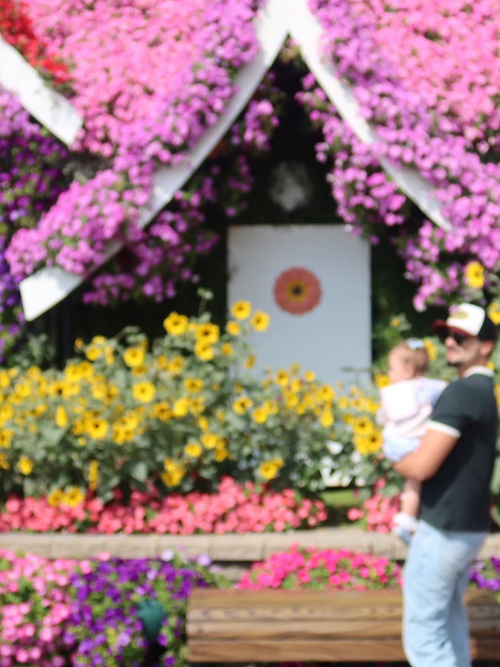 Discretíssimo com a filha, Luan Santana abre álbum de fotos da bebê em ...