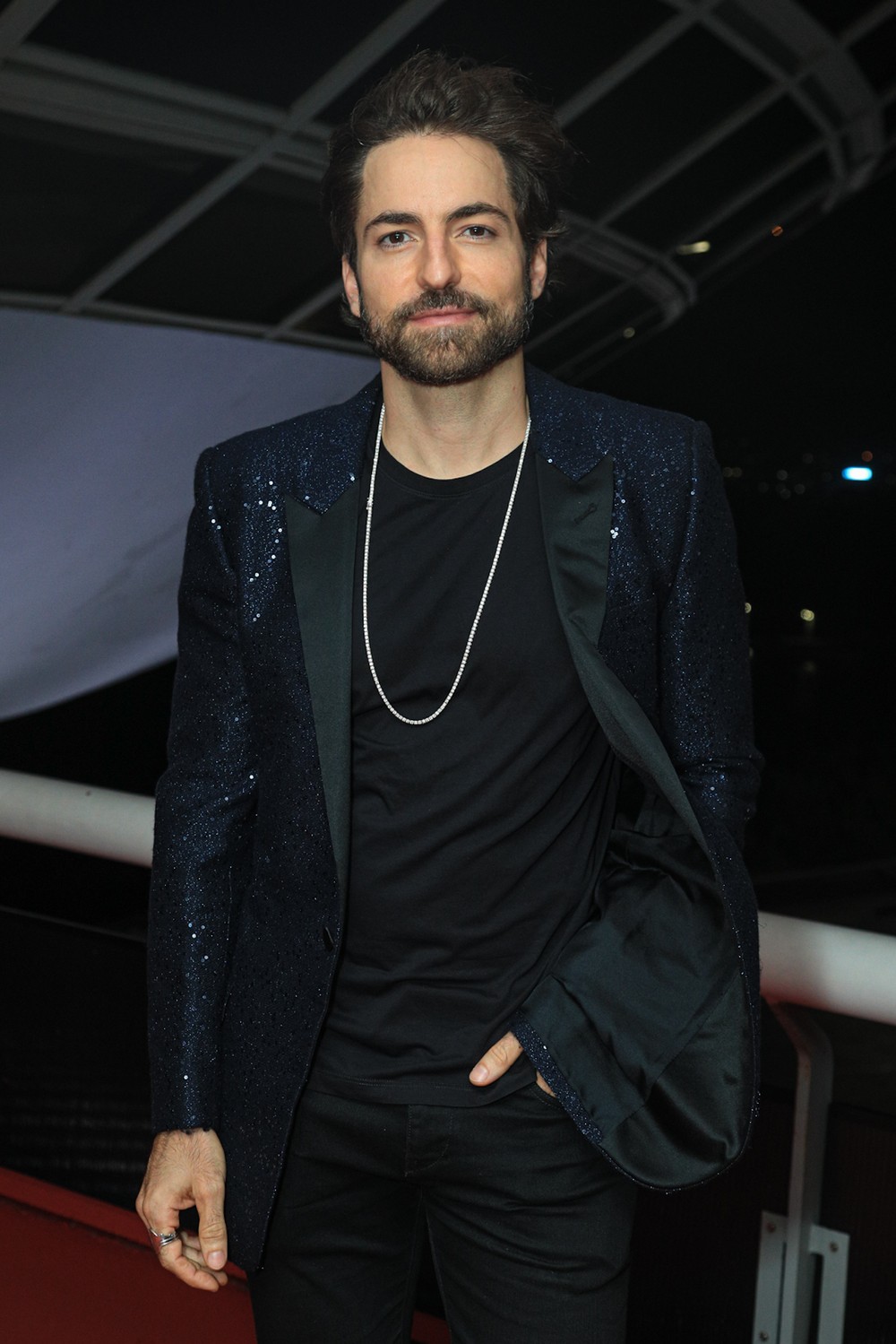 Thales Bretas levas os filhos a exposição sobre Paulo Gustavo