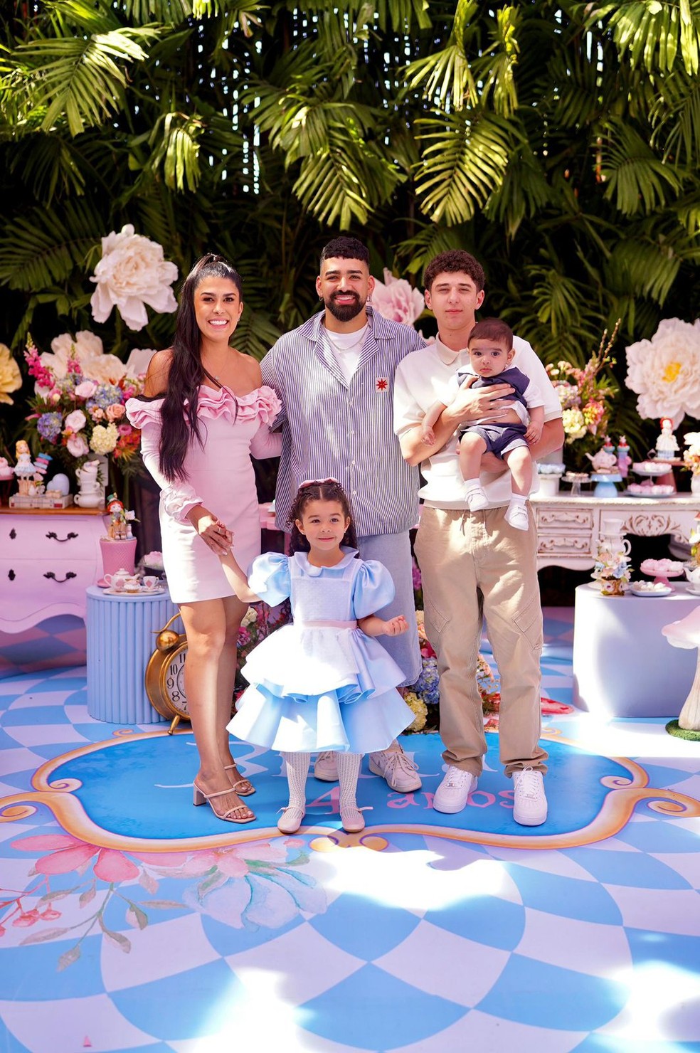 Dilsinho abre álbum da festa de aniversário da filha