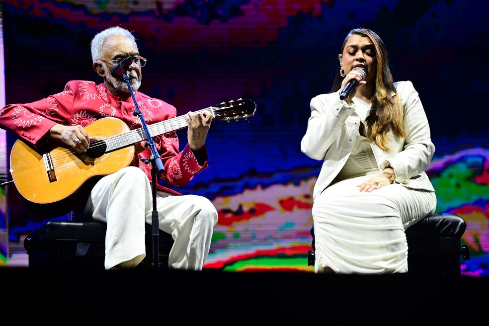 Preta Gil emociona fãs ao subir ao palco e cantar com o pai, Gilberto ...
