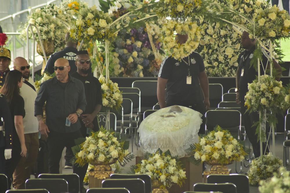 Edinho consola Márcia Aoki, viúva de Pelé, no velório do Rei do Futebol ...