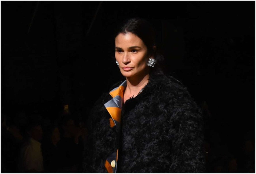 Carol Ribeiro desfila na SPFW após diagnóstico de esclerose múltipla