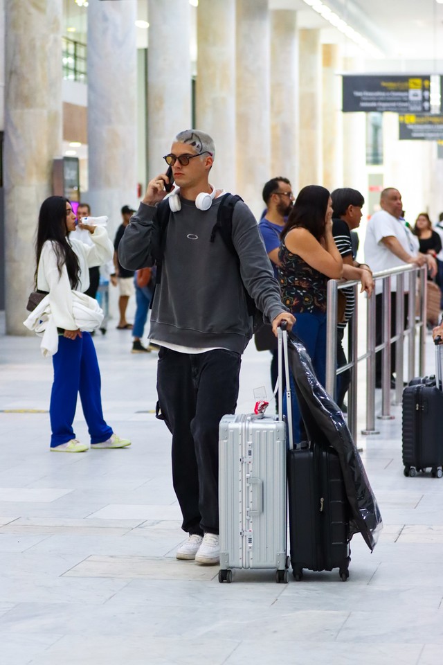 Ex-BBB Gabriel Fop desembarca no Rio com novo visual
