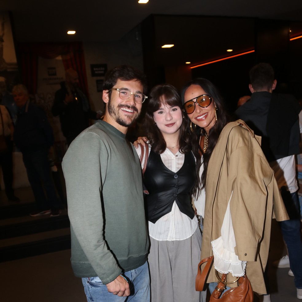 Com Sabrina e a irmã em aparição raríssima, Nicolas Prattes prestigia a ...