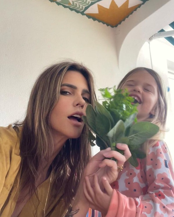 Fernanda Lima mostra lado mãezona em colheita ao lado da filha caçula