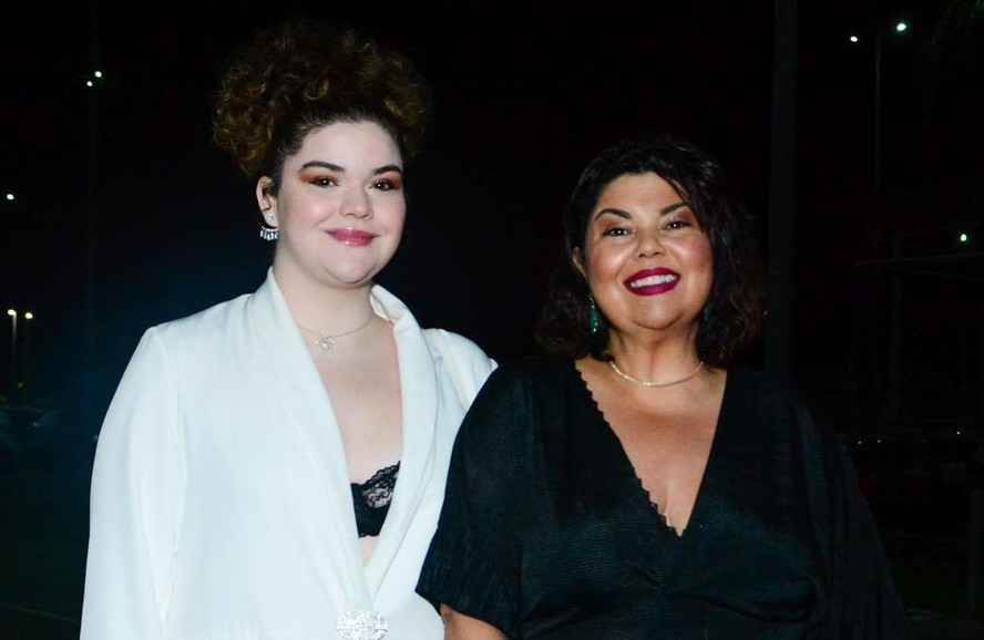 Laura Simões fala da estreia em 'Rensga Hits' ao lado mãe, Fabiana ...