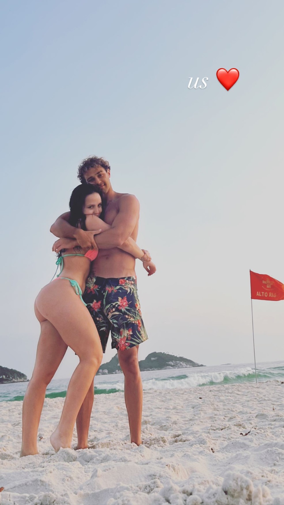 Larissa Manoela abre álbum de dia romântico na praia com André Luiz Frambach