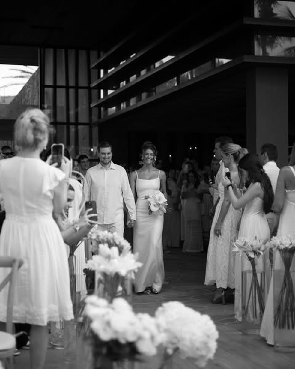 Com 'beijo de cinema', Luma Cesar, filha de César Filho, posta novas ...