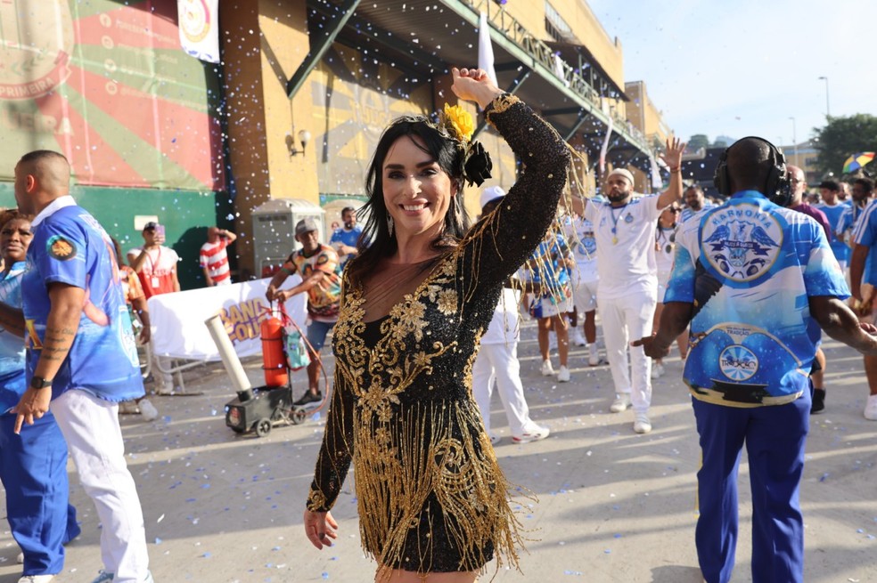 Luciana Picorelli participa de desfile no Rio após rebater título de ...