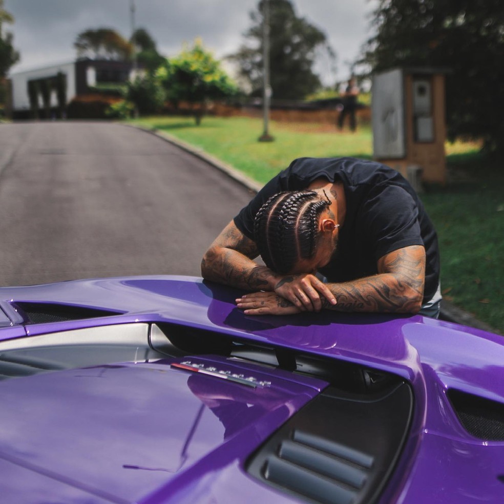 Maluma ostenta nova Ferrari de R$ 4 milhões e exibe coleção de carros ...