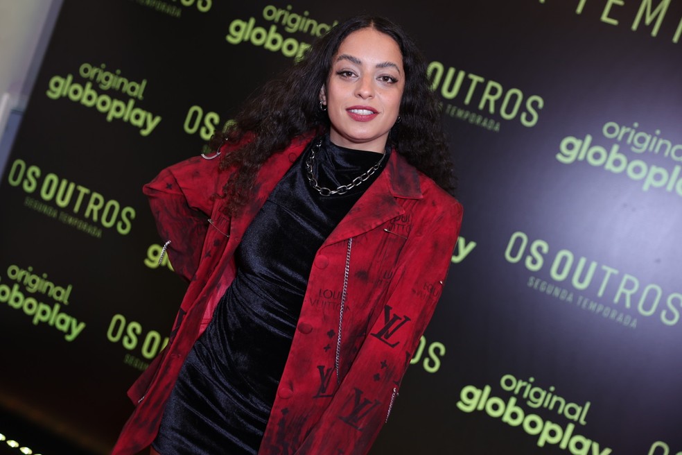 Elenco se reúne no lançamento da segunda temporada de 'Os Outros' em ...