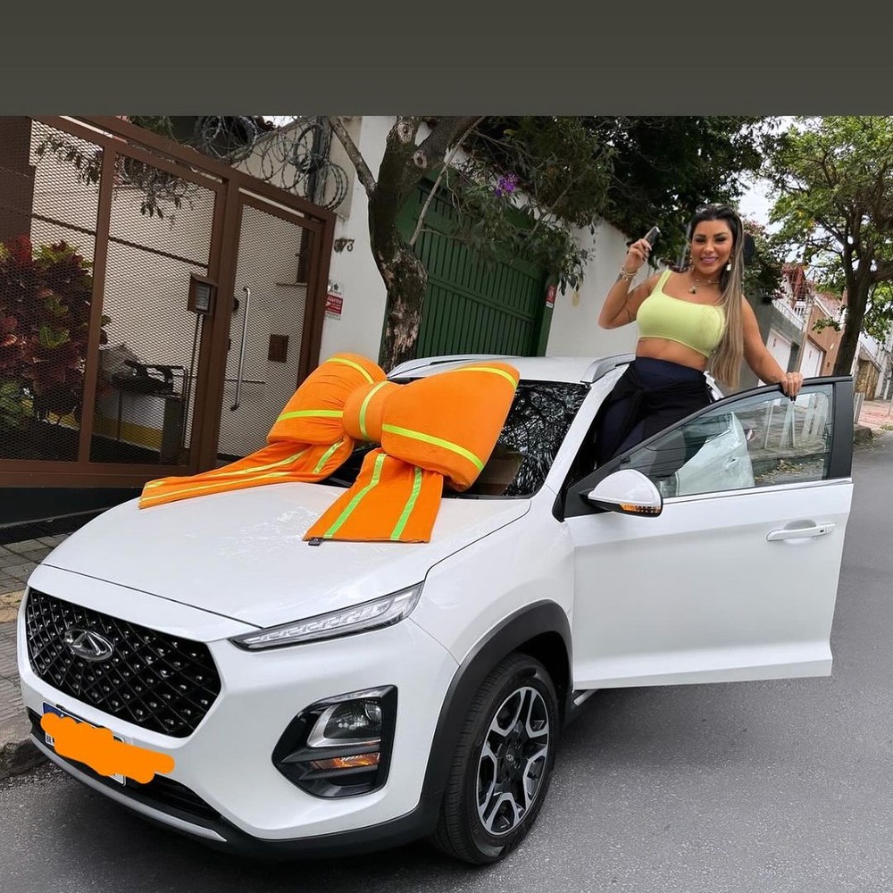 Jenny Miranda se presenteia com carro: 'A mãe está motorizada'