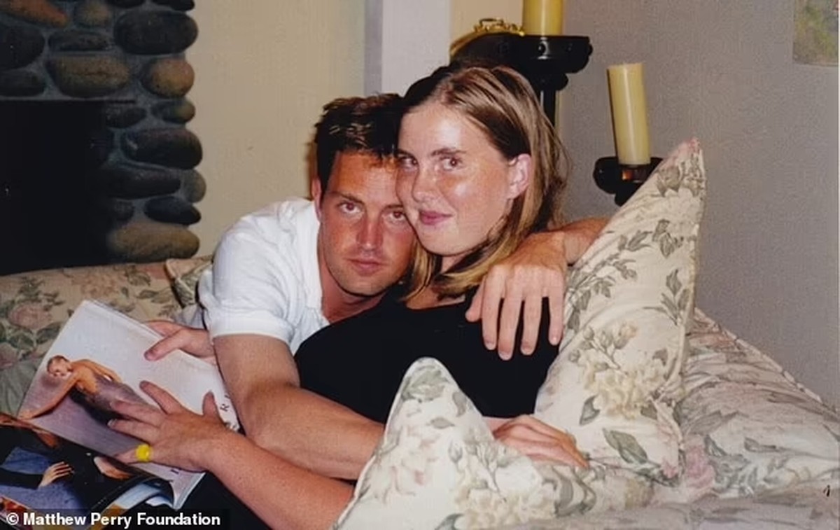 Irmã e padrasto de Matthew Perry quebram silêncio um ano após morte do ator