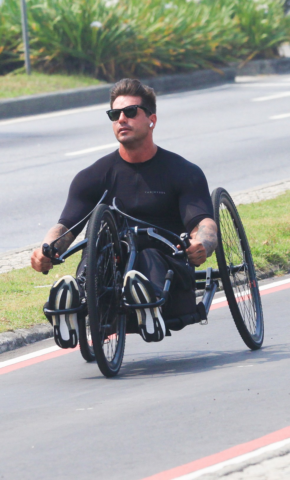 Fernando Fernandes pedala pela orla do Rio de Janeiro