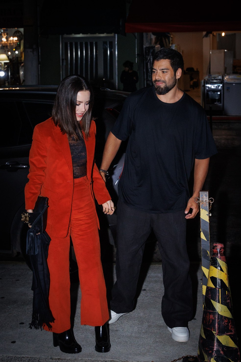 Sandy faz primeira aparição pública com novo namorado