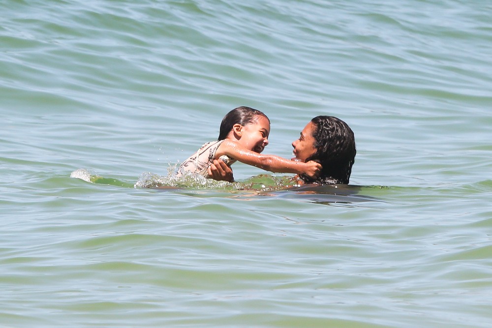 Modelo Tina Kunakey, casada com Vincent Cassel, se refresca com a filha ...