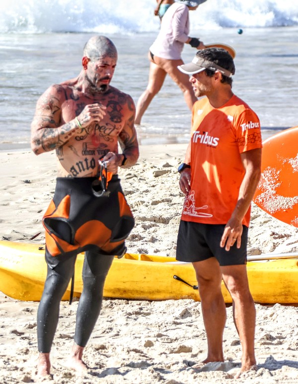 Tico Santta Cruz exibe o shape em praia após mudar dieta e transformar o corpo; compare