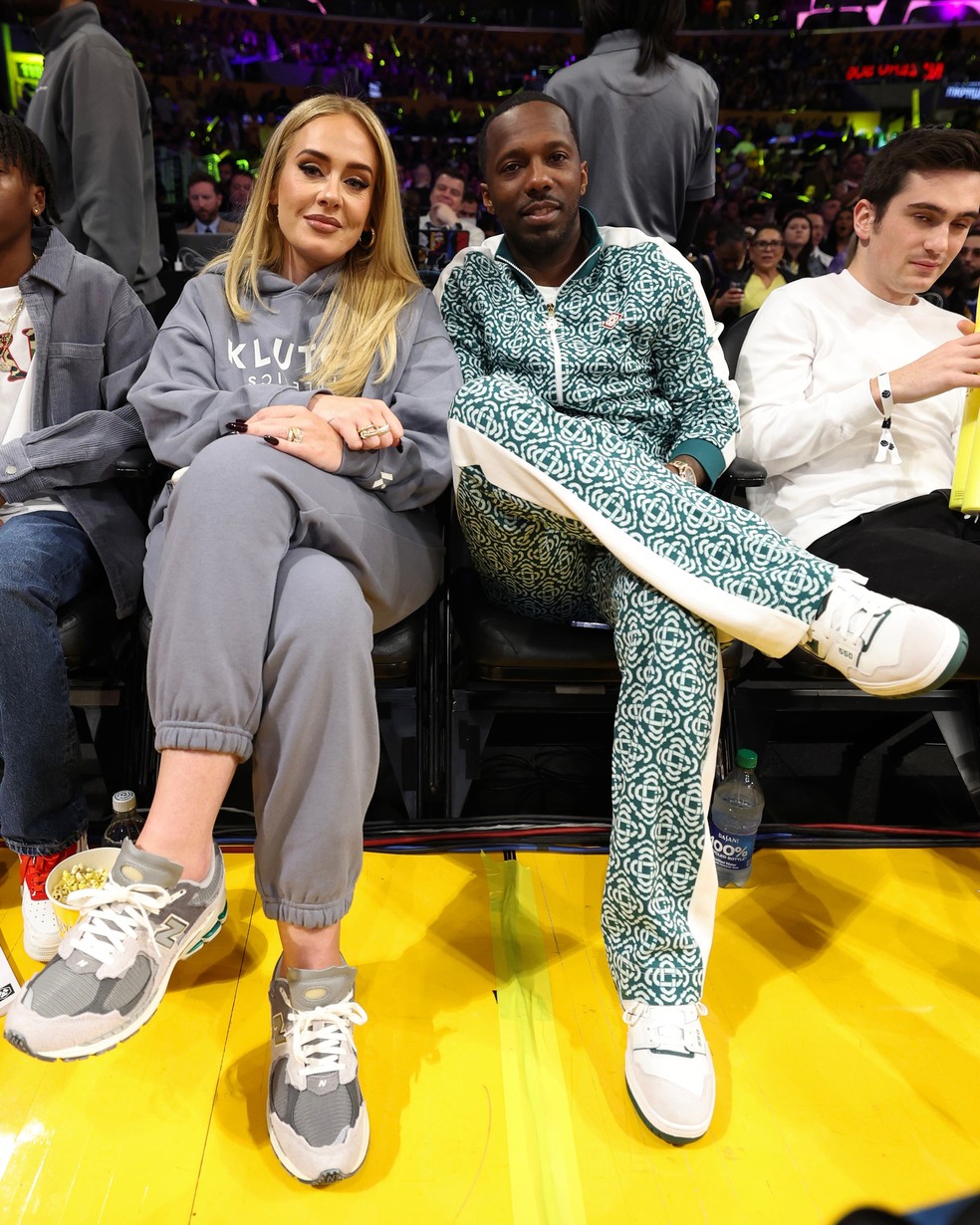 Adele curte partida de basquete com o namorado, Rich Paul