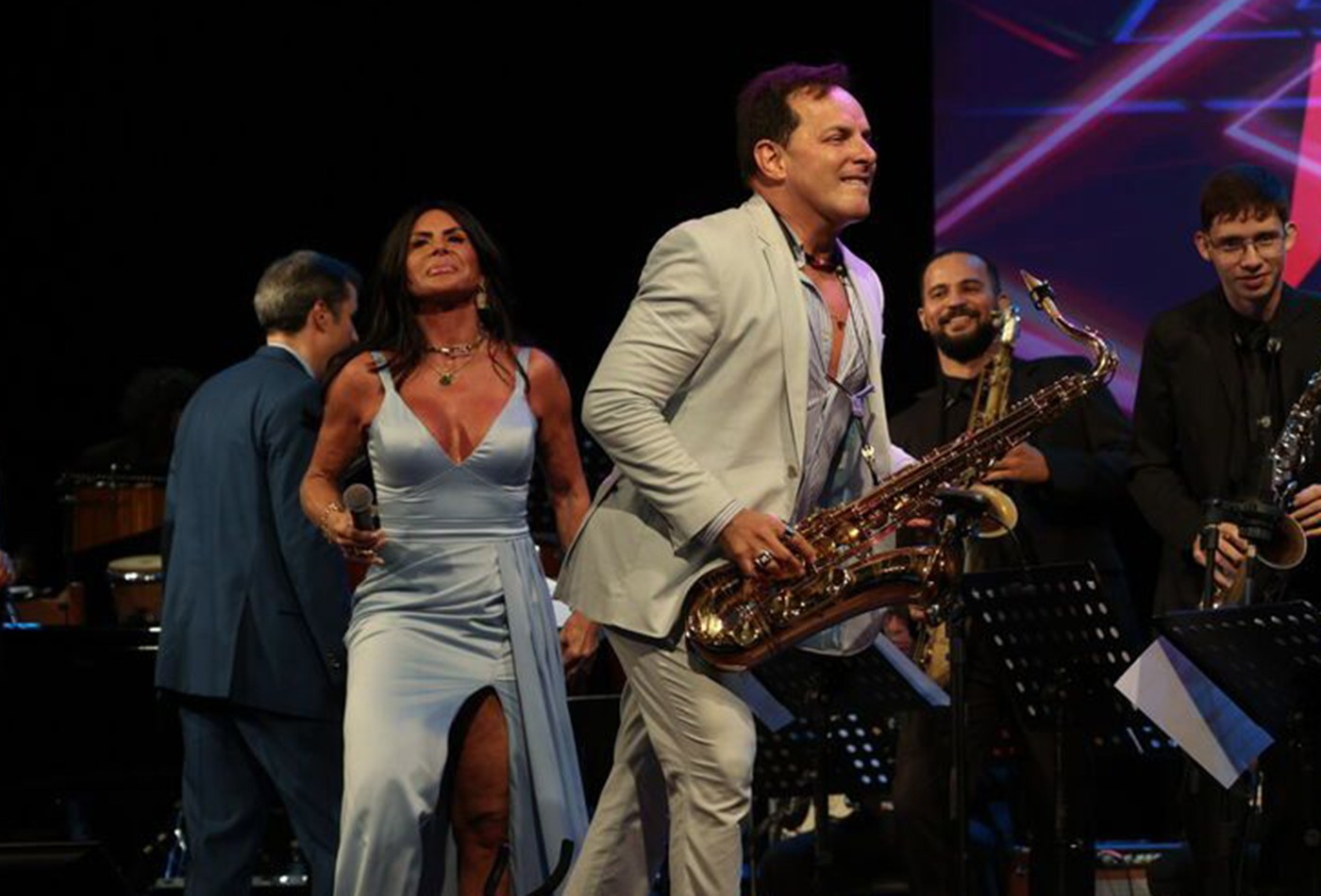 Gretchen divide palco com o marido e dança muito em estreia com a ...