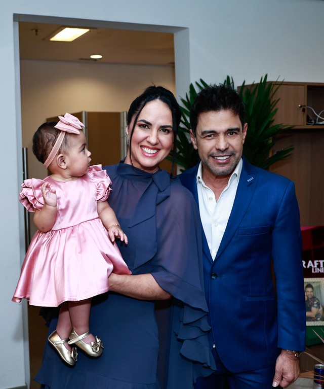 Zezé Di Camargo e Graciele Lacerda levam a filha, Clara, a show de ...