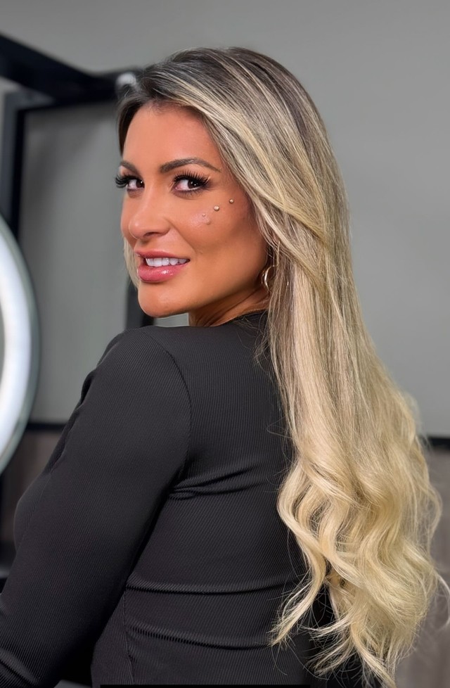 Andressa Urach troca método após mega hair deixar cabelo com falhas; veja o resultado