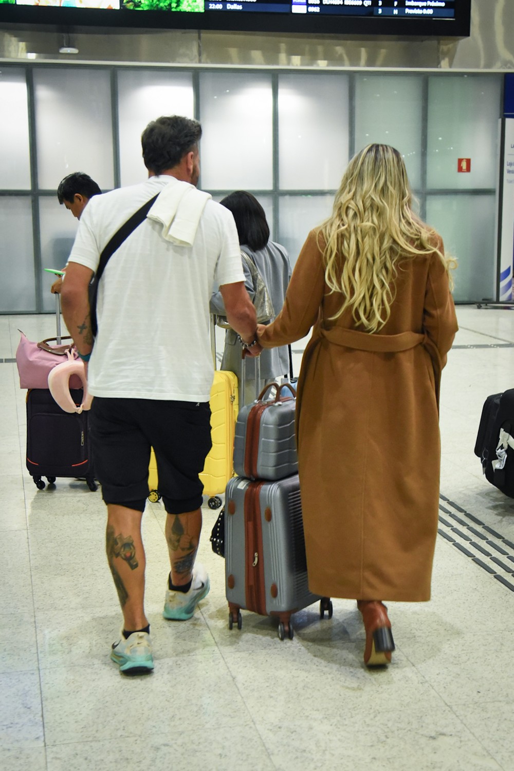 Novo romance? Henri Castelli é visto com criadora de conteúdo adulto em ...