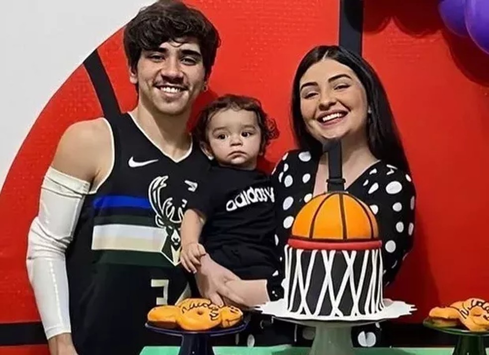 João Fernandes passeia com Nicolas, seu filho com Mabel Calzolari, que ...