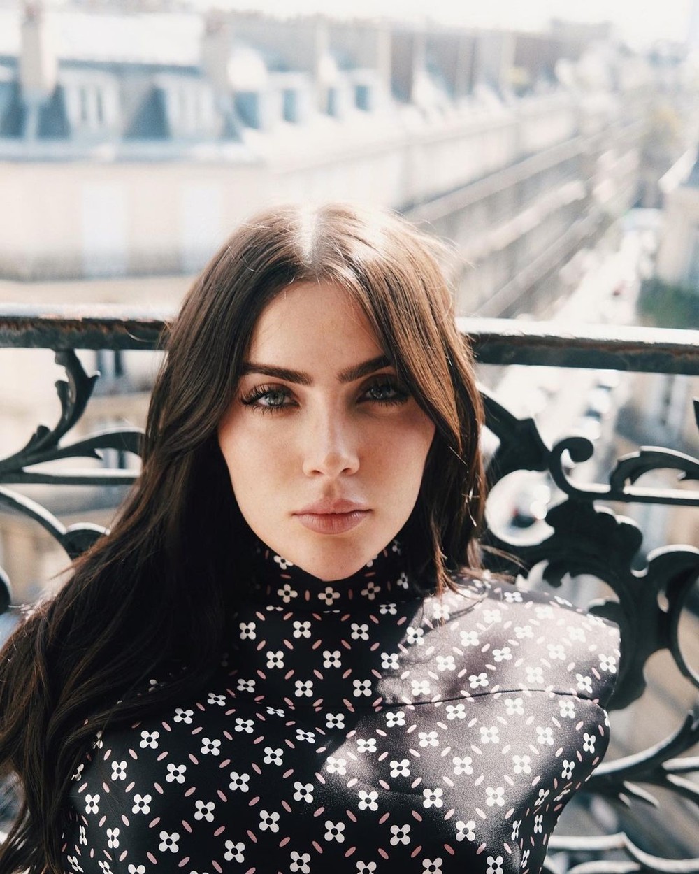 Jade Picon ganha elogios ao posar em sacada em Paris: 'Uma boneca'