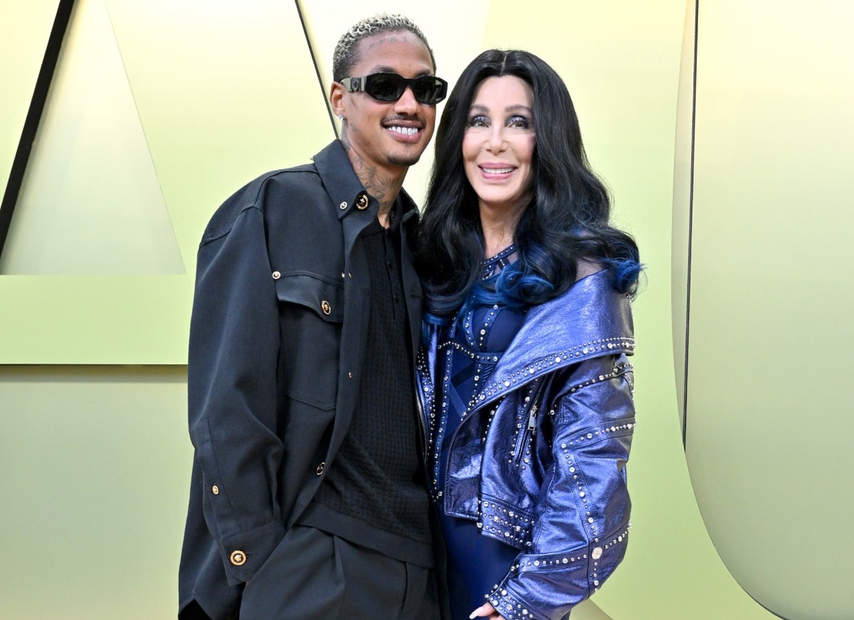 Cher e namorado 40 anos mais novo trocam beijos em evento em Hollywood