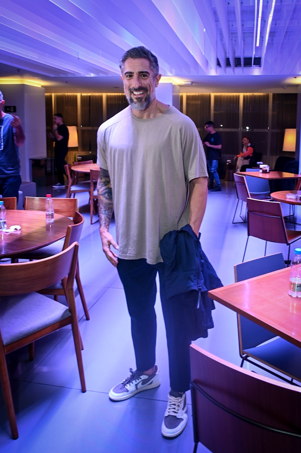 Após cirurgia no cérebro, Carlos Alberto de Nóbrega curte evento com a ...