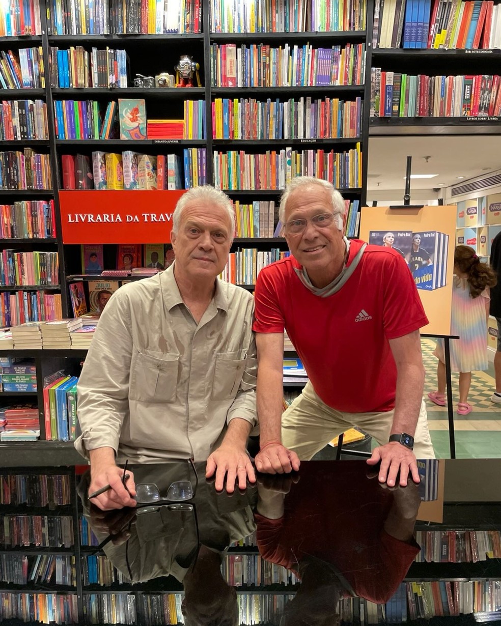 Pedro Bial posa com o irmão e confunde fãs com semelhança