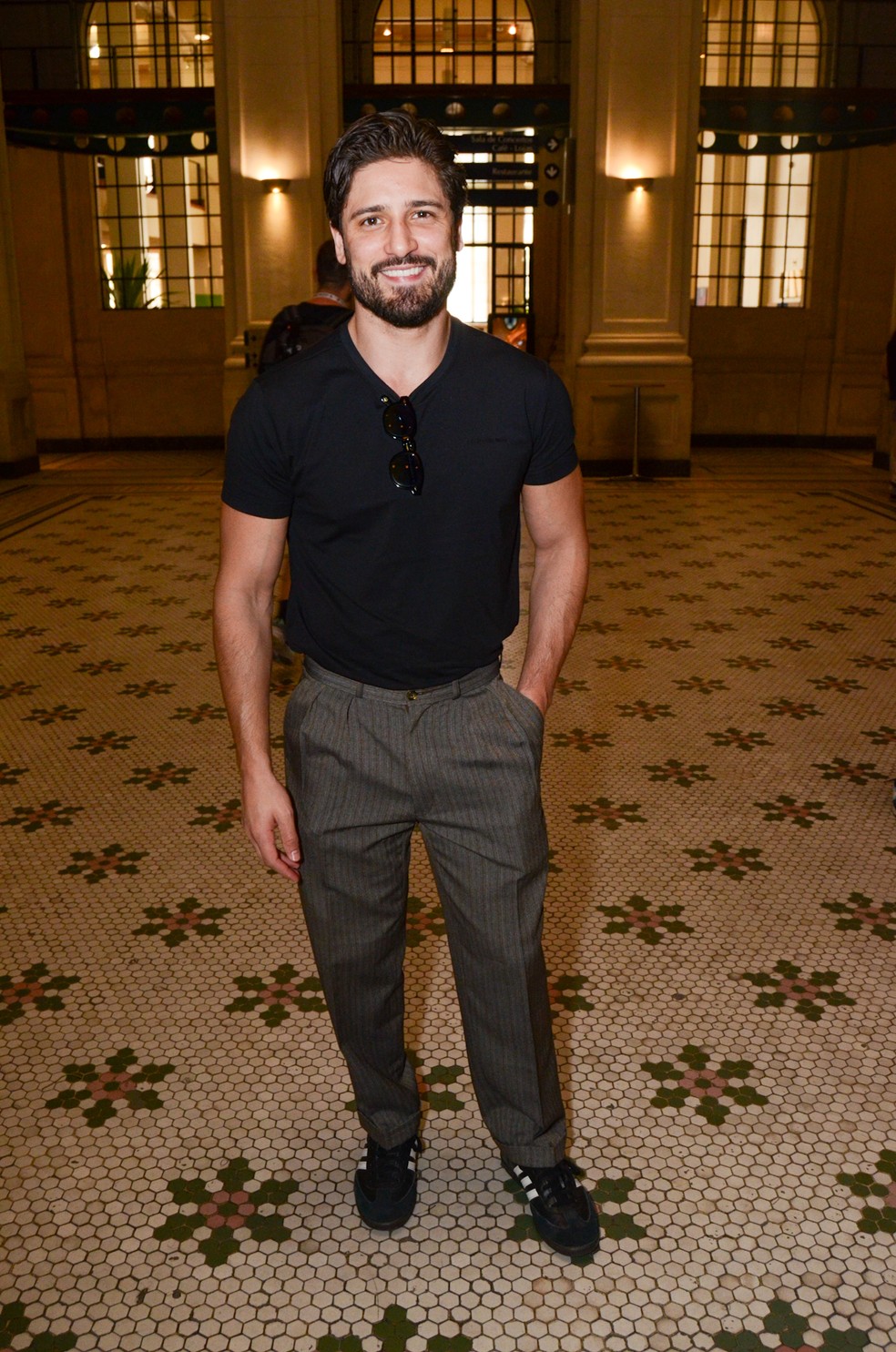 Daniel Rocha faz primeira aparição após assumir relacionamento com ...