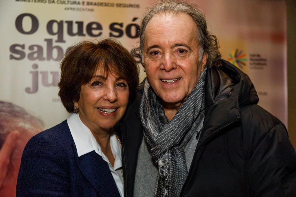 Tony Ramos volta aos palcos e recebe carinho da esposa