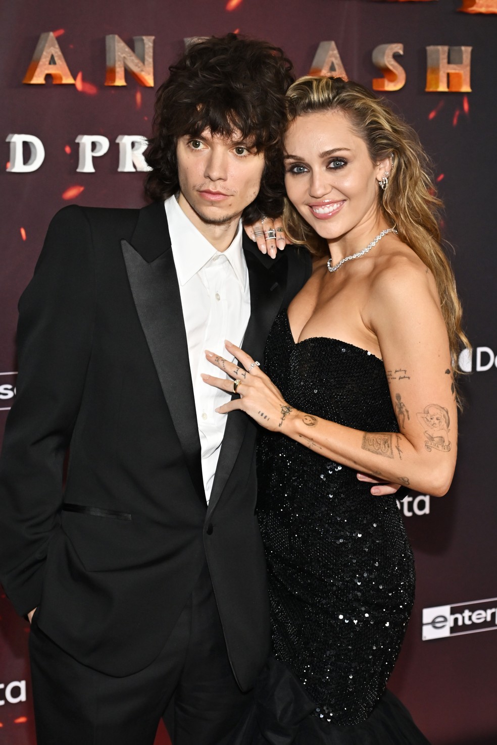 Miley Cyrus faz aparição rara com namorado e anel levanta suspeitas de ...