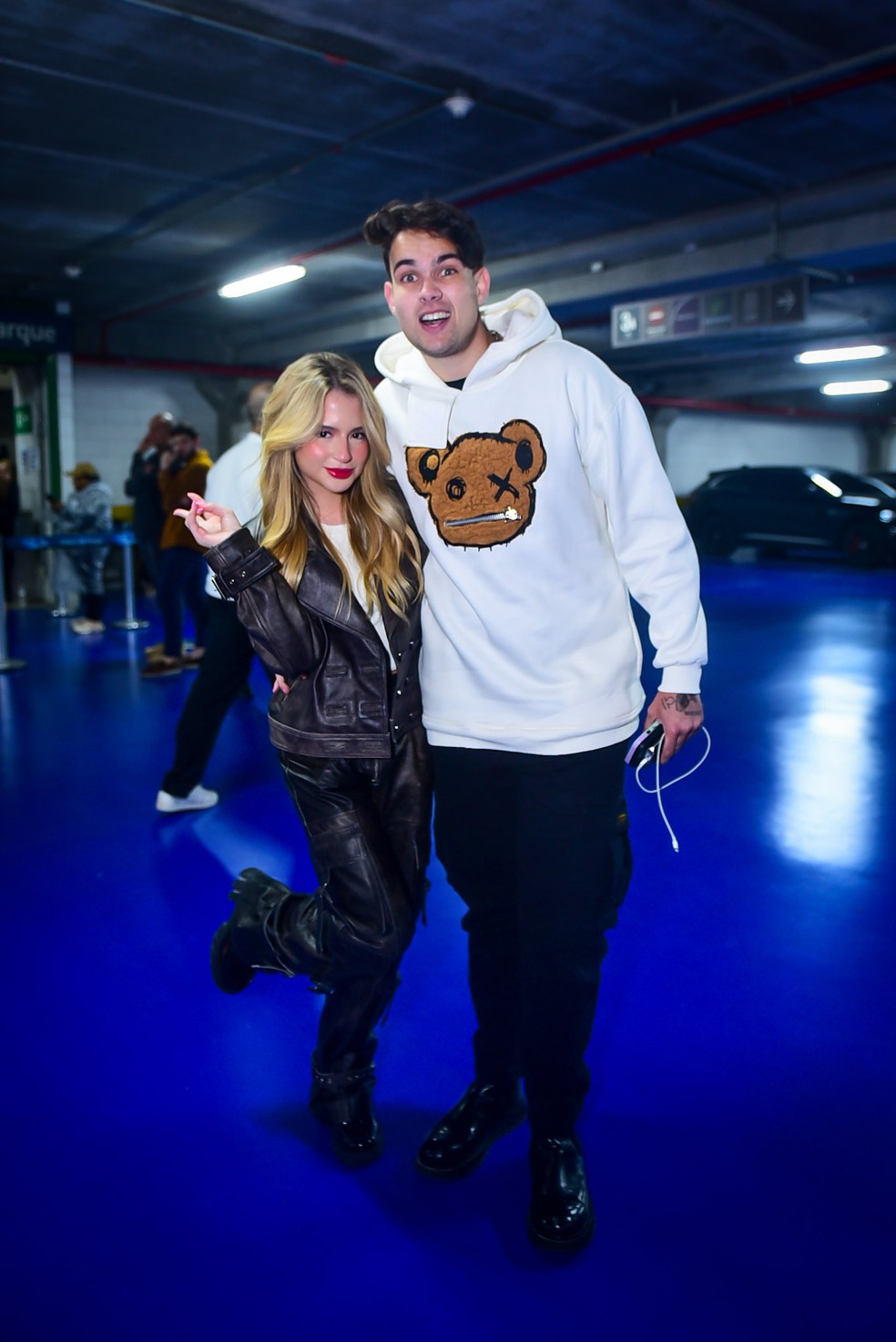 Sophia Valverde e Rafael Almeida trocam beijos em show de Taylor Swift