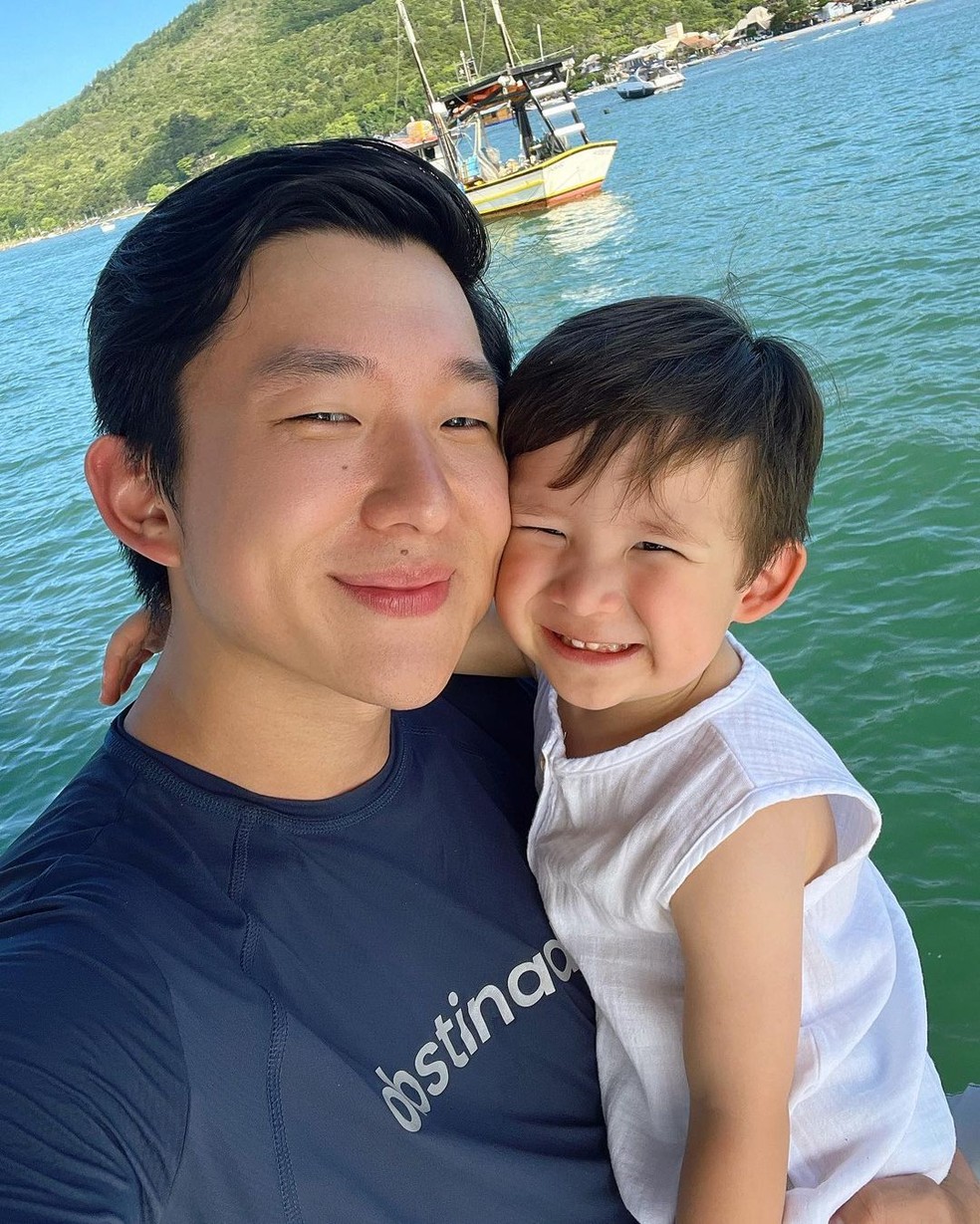 Pyong Lee encanta seguidores com foto de Jake com bisavós da Coreia