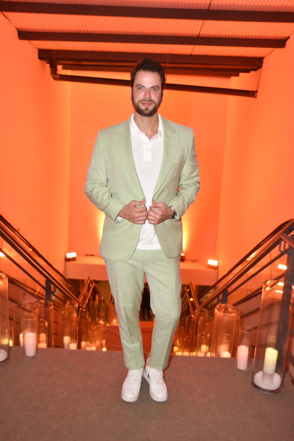 Famosos prestigiam casamento de Mirela Janis e Yugnir; veja looks