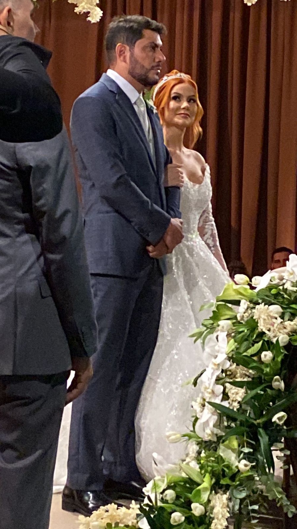 Famosos prestigiam casamento de Mirela Janis e Yugnir; veja looks