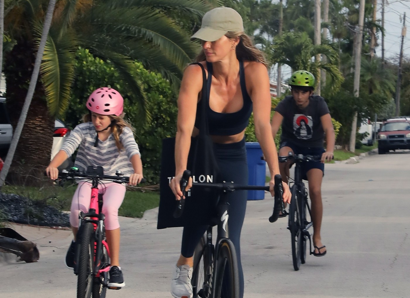 Gisele Bündchen passeia com os filhos em Miami e usa bike de R$ 125 mil