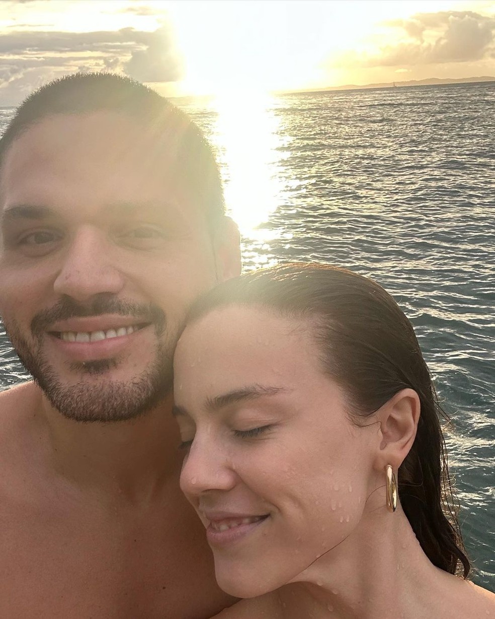 Alice Wegmann abre álbum de fotos de Carnaval com o namorado