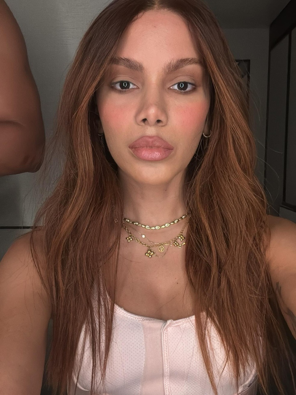 Anitta posa com namorado e exibe 'novo rosto' em Roma