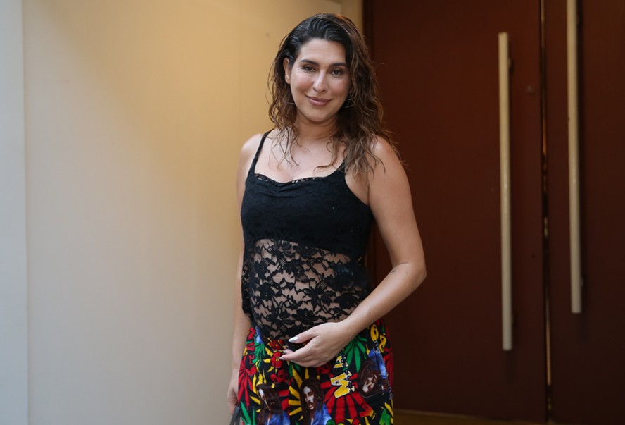 Grávida, Fernanda Paes Leme exibe barriguinha em look transparente
